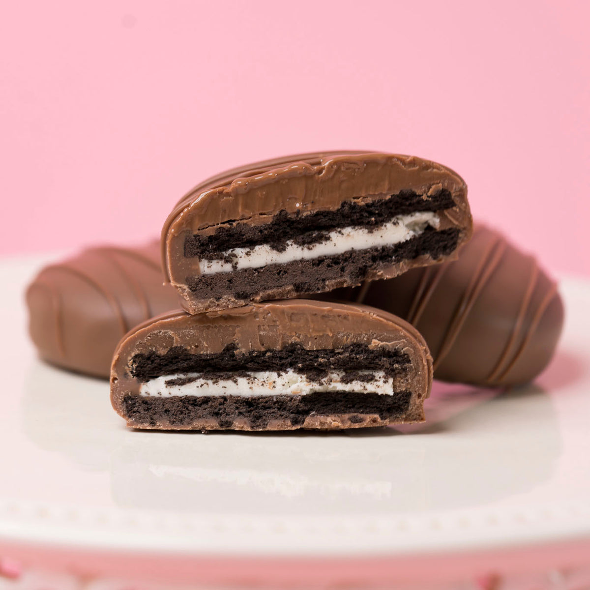 Milk Chocolate Drizzled Oreos – Nibbles & Bits